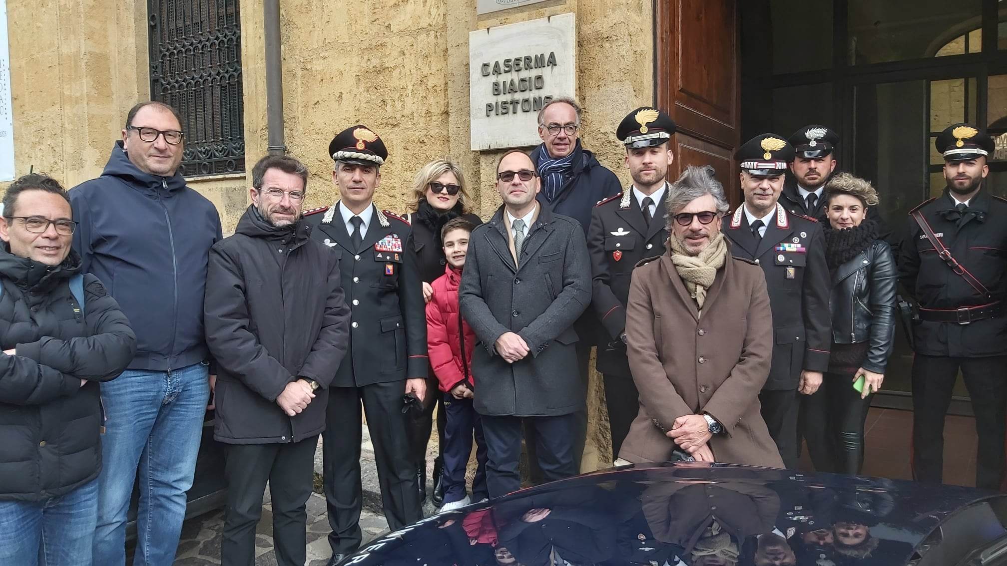 Arresto Messina Denaro, flash mob davanti Comando carabinieri di ...