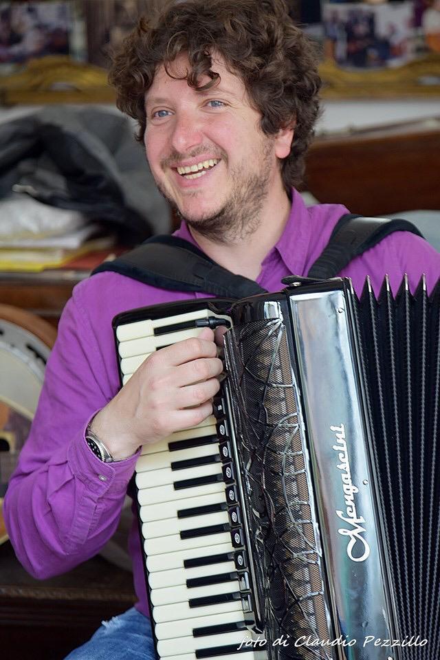 La fisarmonica di Pierpaolo Petta porta in concerto “Viaggio di un ...