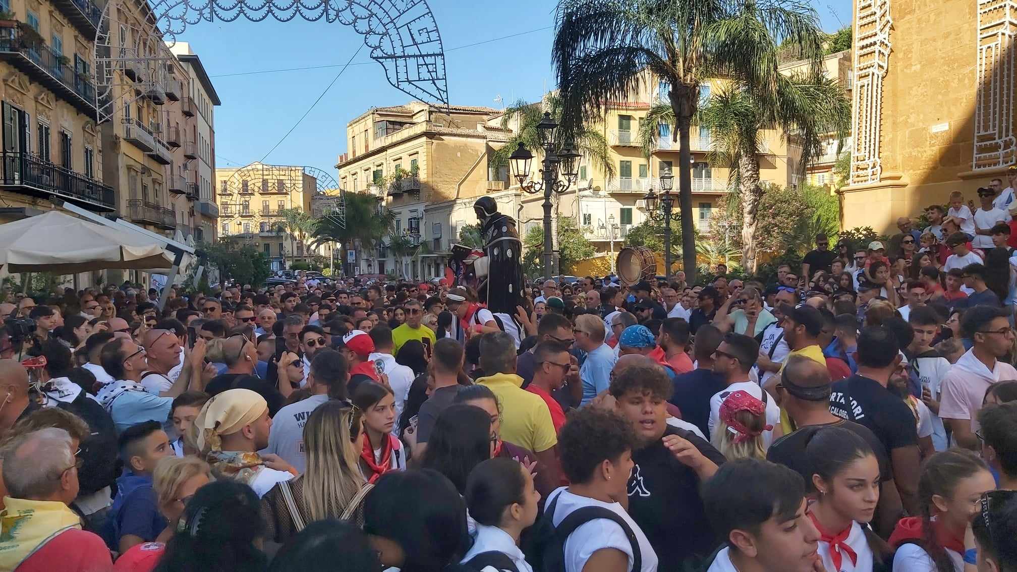 Porto Empedocle, San Calogero portato in processione in un percorso ...