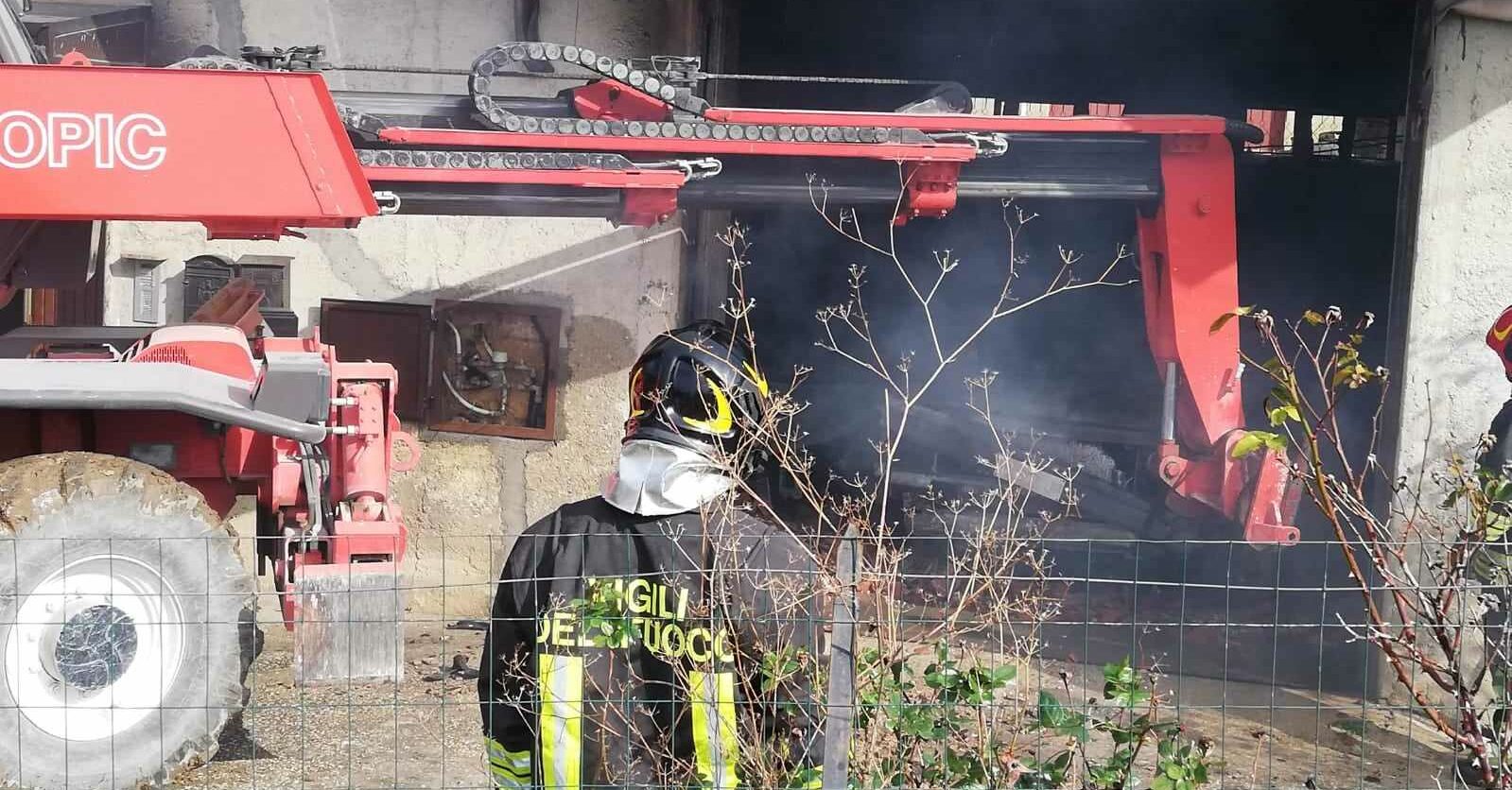 Inferno di fuoco in una palazzina, carbonizzati 3 mezzi. Crolla solaio ...
