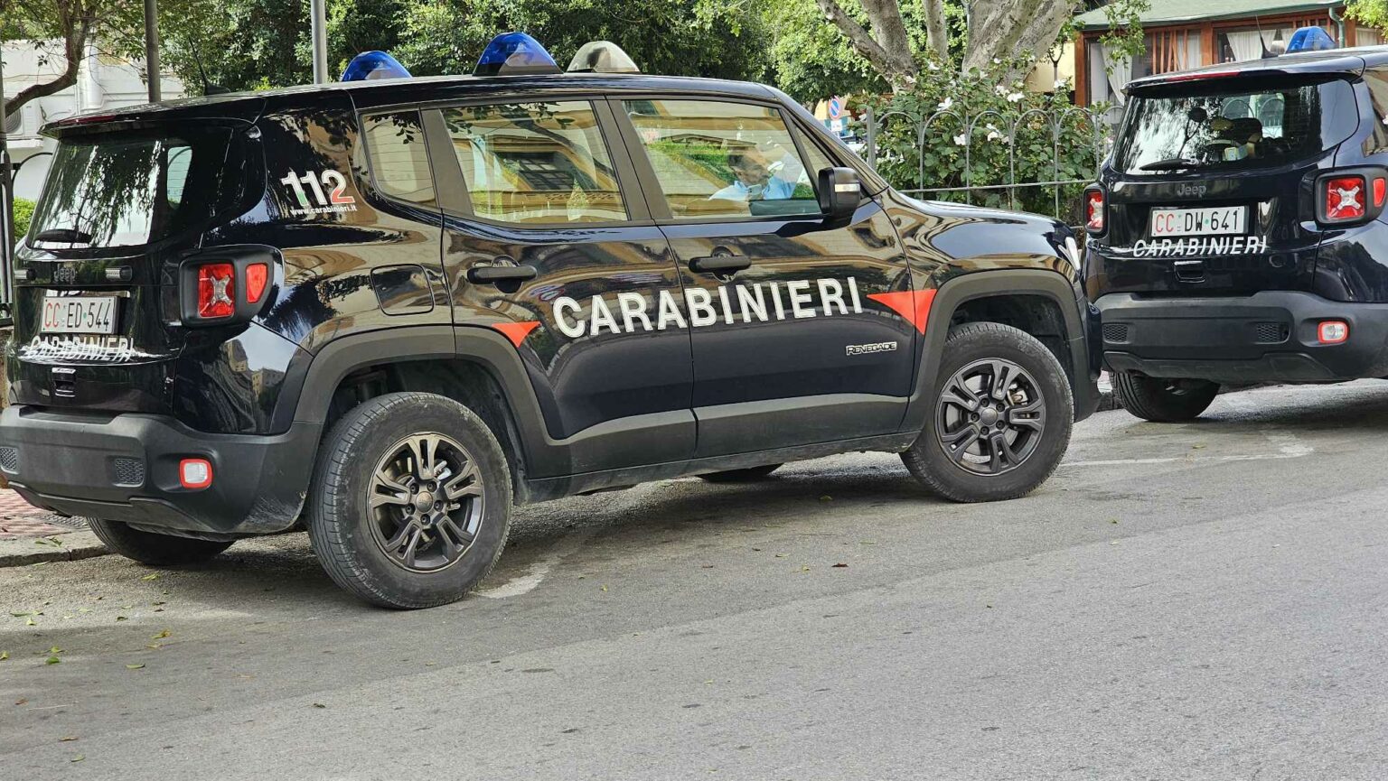 Prima litiga col padre, poi si scaglia contro i carabinieri: arrestato e portato in carcere ...
